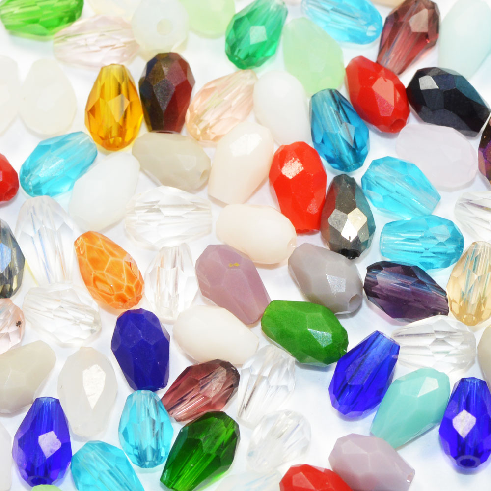 注：かなり小さいサイズのたて穴のドロップビーズです。●1パックは約20コ入りになります。 注：いろんなカラーのビーズがランダムに入ったミックスパックです、色合いの指定は出来ません。 ●サイズ：約5×3mm、穴の大きさ：約0．8mm ●穴の空...