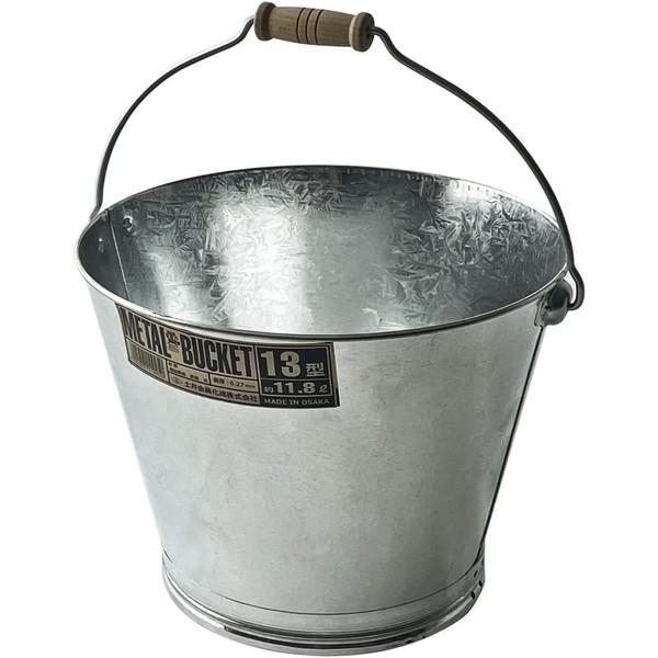 トタン製なので強くて丈夫なバケツです。 ■サイズ：幅32.7×奥行32.5×23.5cm（直径29.8cm） ■材質：亜鉛鉄板・鉄線・木 ■重量：約760g ■容量： 約11.8L