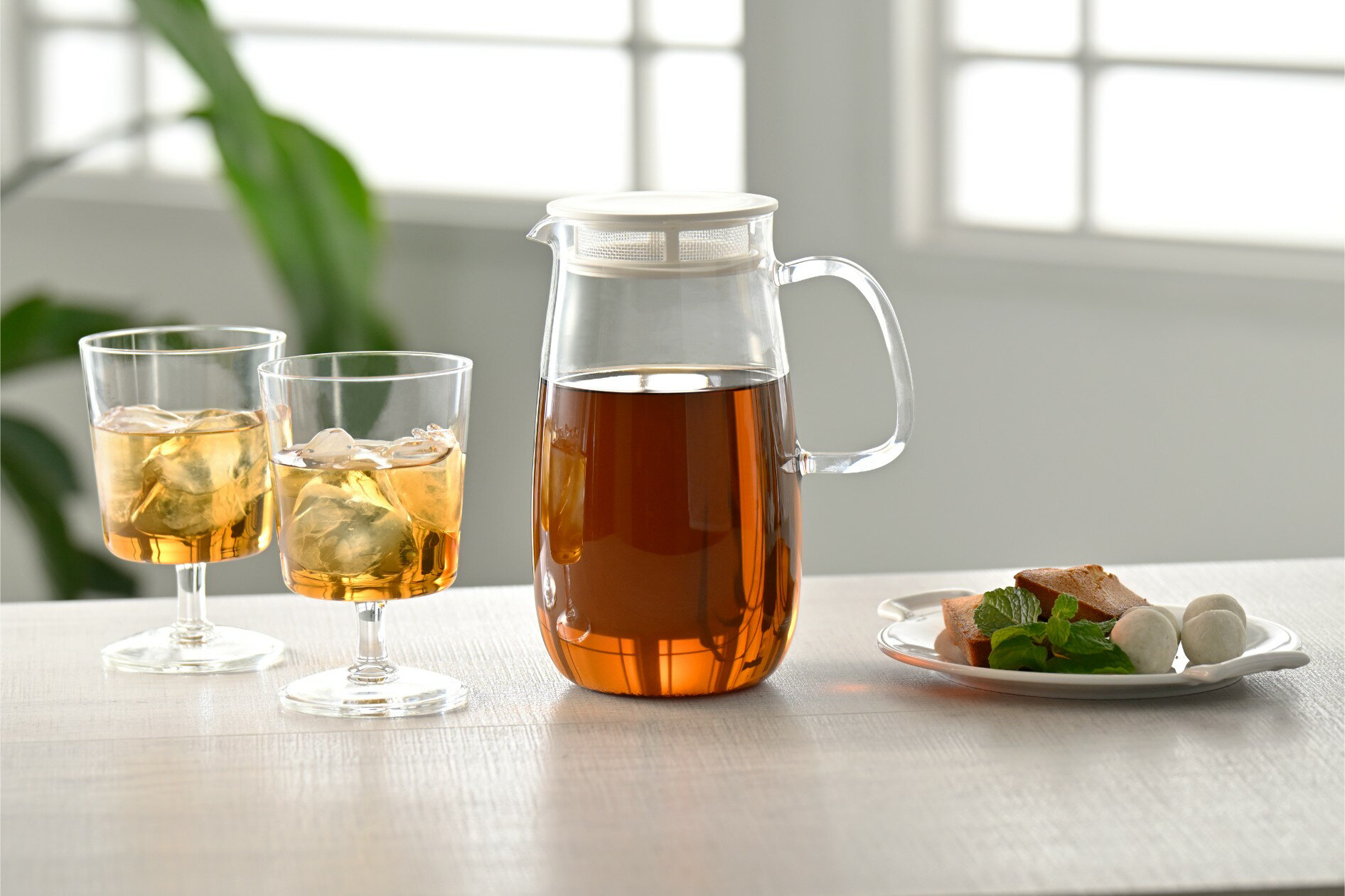 ■やかん不要！レンジで簡単お茶づくり！ 暑い夏にやかん・電気ケトル不要！電子レンジでお茶を作れる麦茶ポットです。 ■ドアポケットに 奥行11cm以上の冷蔵庫ドアポケットに収まるサイズです。 ■食洗機OK！ 広口で洗いやすい形状。食器洗い乾燥...