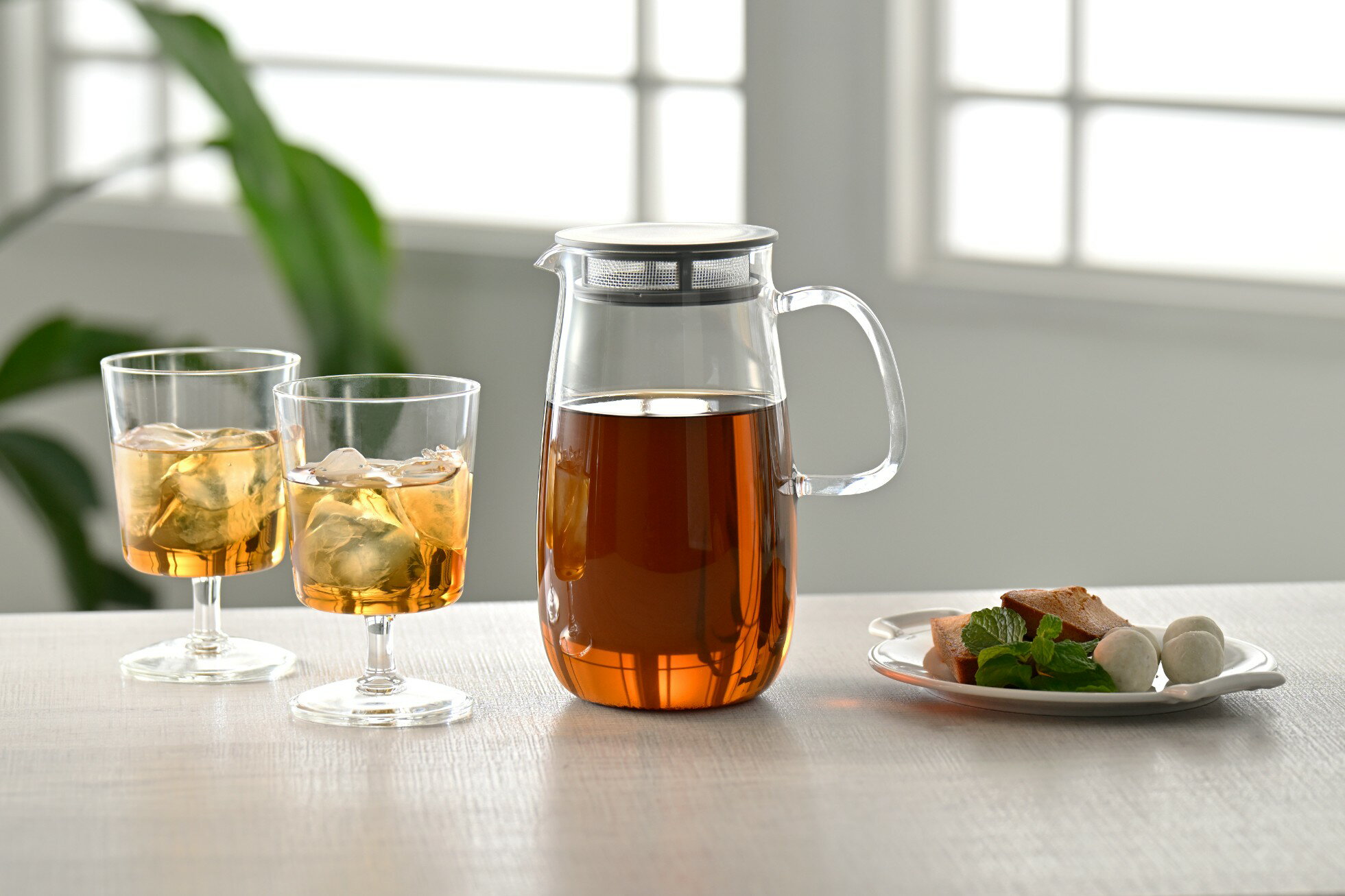 ■やかん不要！レンジで簡単お茶づくり！ 暑い夏にやかん・電気ケトル不要！電子レンジでお茶を作れる麦茶ポットです。 ■ドアポケットに 奥行11cm以上の冷蔵庫ドアポケットに収まるサイズです。 ■食洗機OK！ 広口で洗いやすい形状。食器洗い乾燥...