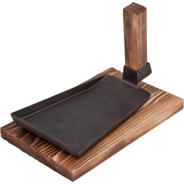 業務用で使われてるくわの形をかたどった本格的ステーキ皿です。 鉄鋳物なので冷めにくく、温かいお料理を楽しむことが出来ます。 ■サイズ：本体/15×23.7×H4.8cm　木台/26×16.5×高さ2cm ■重量：約1.2kg ■材質：本体/...