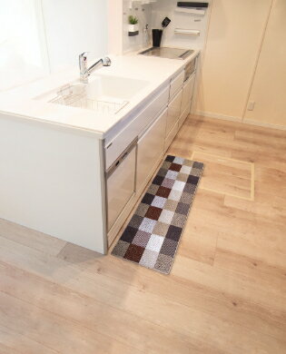 ■シンプルだけど暖かみのある北欧風デザインのキッチンマット 程良い厚みで洗濯しやすく、お手入れ簡単です。 ■フラットなので掃除機がかけやすい キャスターやキッチンの引き出しも引っ掛かりにくくなっています。 ■裏面すべり止め加工 使っている間...