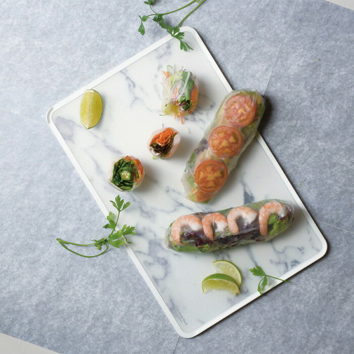 カットできるスペースが広くたくさんカットできるので効率的！ 滑りにくいストッパー付（フラット面） 食材をこぼさず移動できるガード付 塩素系漂白剤使用OK 両面使用可 食洗器対応（耐熱温度：90度） ■製品サイズ(約)：縦240×横370×厚...