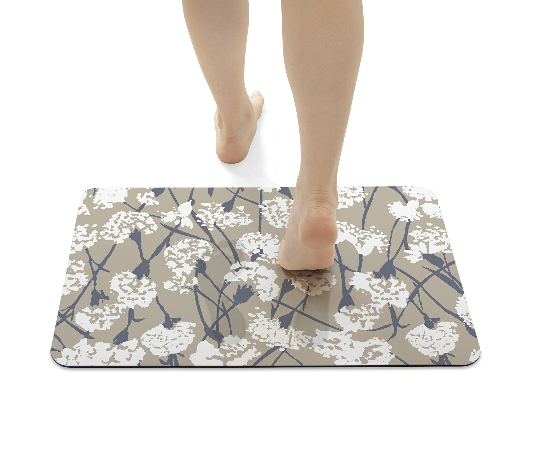 ■水分をしっかり吸収する3層構造になっており、踏んだ瞬間サッと吸水、サラッと快適。 ■やわらかいソフトタイプのマットなので、割れたり欠けたりせず、冬場でも冷たくなりません。 ■使用後は干して保管でき、乾燥後は丸めて収納可能。 ■防菌加工でい...