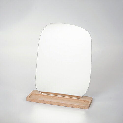 台座付のアクリルミラー。アクセサリー等が置けるトレイ付。背面はマグネット仕様で冷蔵庫や玄関ドアにも貼り付けられます。 約W20×D7×H24cm( 台座含む) アクリル、木、マグネット 中国