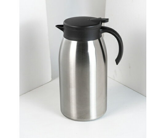 軽くて楽に扱えるコンパクトなサイズ感 片手で押すだけで注げるレバー式栓 大き目の氷も入れやすい広口タイプ コーヒードリッパーを直接乗せられる 丈夫で熱が逃げにくいステンレス真空断熱構造 ■サイズ：幅17×奥行12.5×高さ25.5cm ■重...