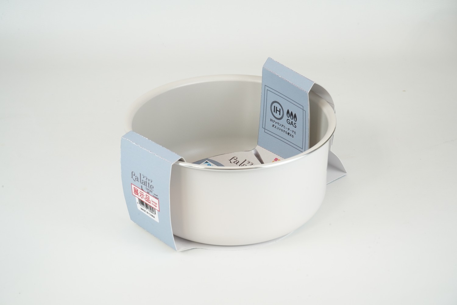 取っ手が取れるので、作ってそのまま食卓へ。 収納時もコンパクトになって便利です。 内面は高耐久でこびりつきにくく、耐食性にも優れたふっ素樹脂加工が施されています。 耐摩耗試験を100万回クリアしています。 金属ヘラもご使用いただけます。 オ...