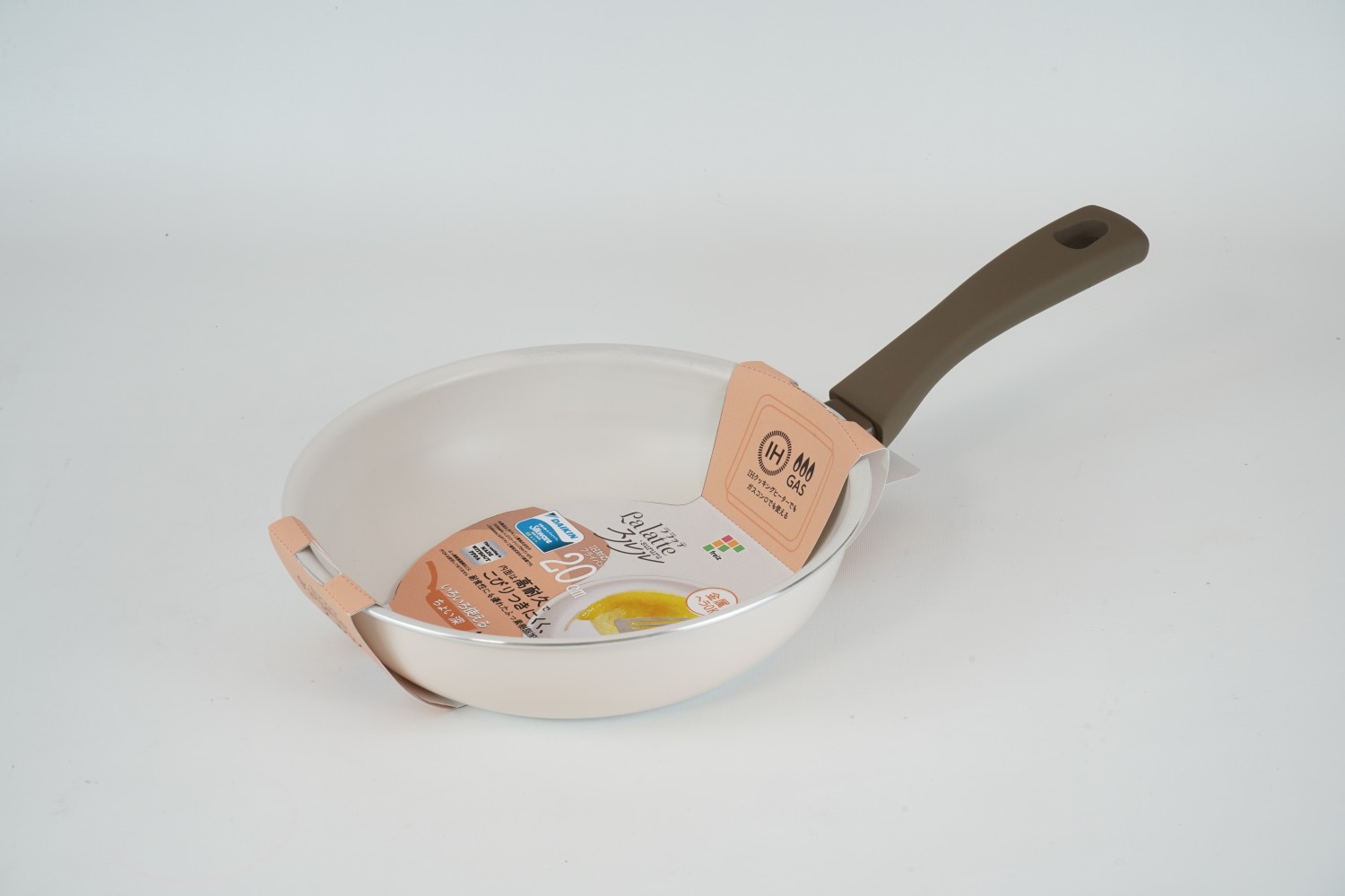揚げる、炒める、煮る、茹でる、いろいろ使える深型フライパンです。 ゆとりの深さと使いやすさを調理時に実感していただけます。 内面は高耐久でこびりつきにくく、耐食性に優れたフッ素樹脂加工が施されています。 耐摩耗試験に100万回クリアしていま...