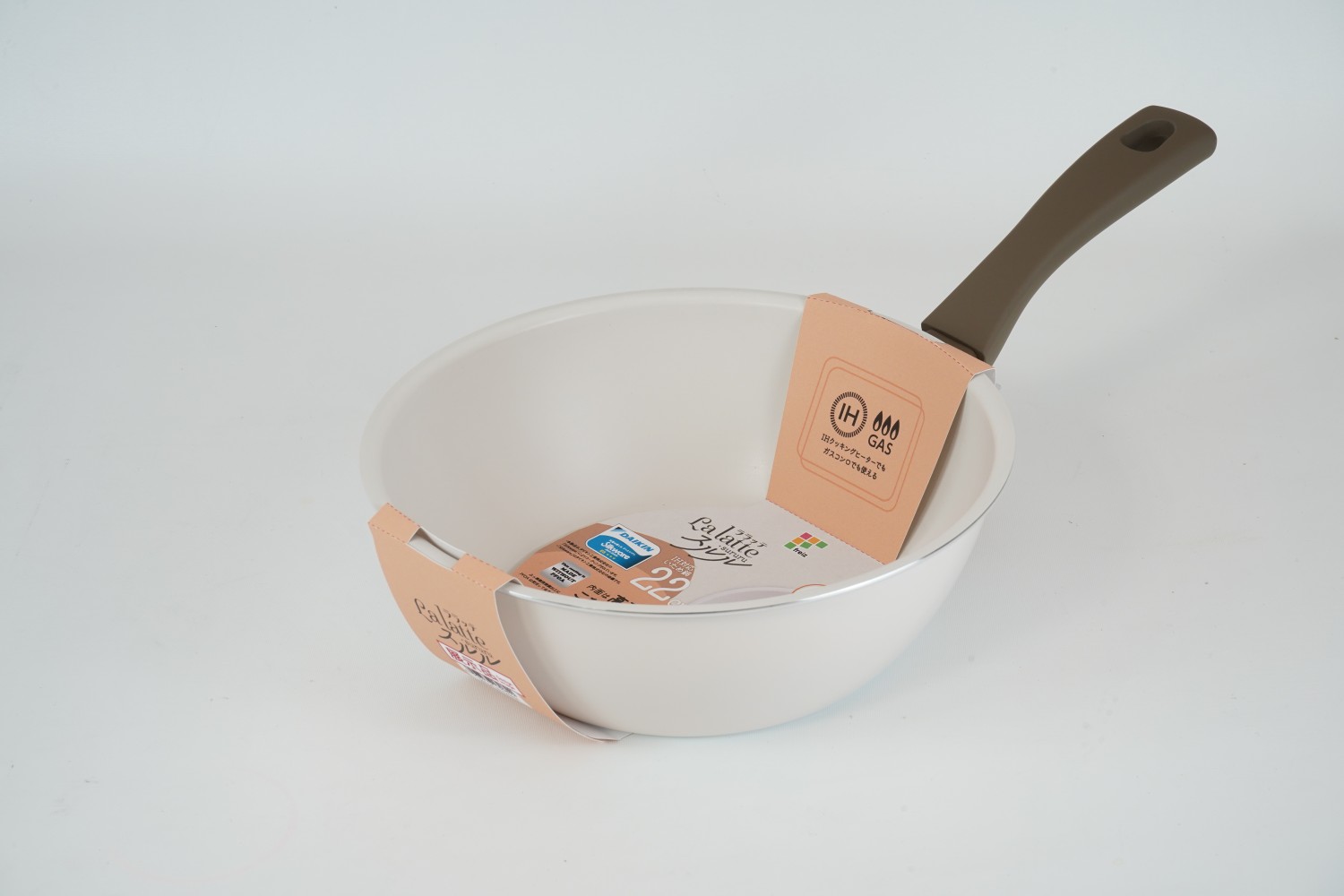 揚げる、炒める、煮る、茹でる、いろいろ使える深型フライパンです。 ゆとりの深さと使いやすさを調理時に実感していただけます。 内面は高耐久でこびりつきにくく、耐食性に優れたフッ素樹脂加工が施されています。 耐摩耗試験に100万回クリアしていま...