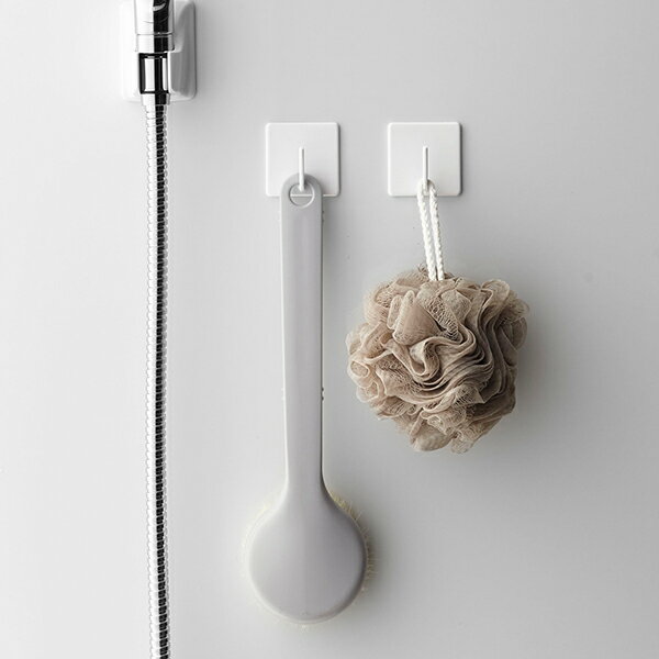 ブラシやバス小物の収納にもマグネットが付く浴室壁面に簡単取り付けのフック。 ピンポイントで掛けたいところに！ 風呂桶や片手桶の収納に。 約5X3.5X5cm