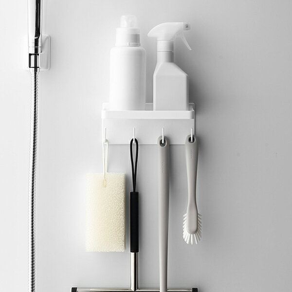取り付け位置が簡単に調節可能マグネットが付く浴室壁面に簡単取り付けのラック&フック。 ディスペンサーボトルの追加棚として便利。石鹸・歯ブラシ・タンブラーなどの収納にも。 水切れの良いミゾ付きトレー構造。壁面を傷付けにくく、錆びないラバータイ...