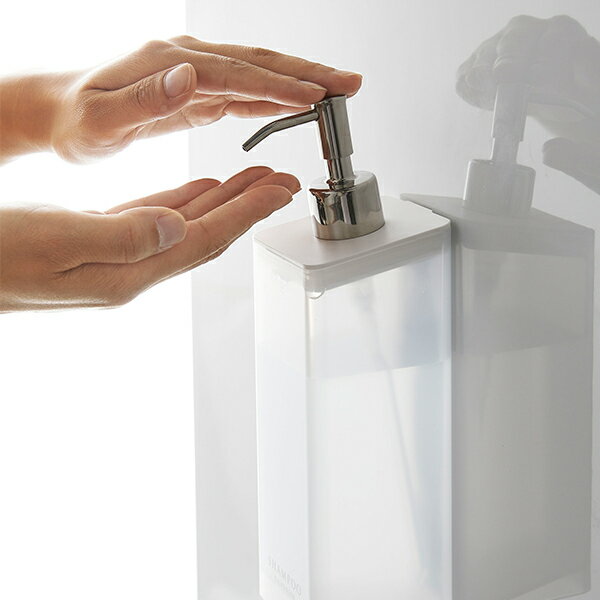 詰め替え用袋がそのまま入りますマグネットが付く浴室壁面に簡単取り付けのディスペンサーボトル。 そのままポンプを押して液体を出せます。 蓋が外れるのでお手入れや注ぐのが簡単。 サイズ：約7X9X24cm 品質表示：容器：アクリル樹脂　マグネッ...