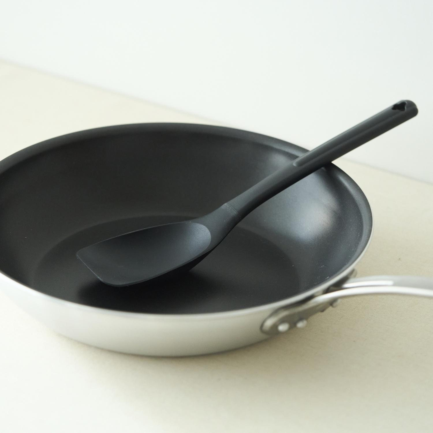 商品仕様 / 注意事項 ■素材/原料ヘッド　：シリコーンゴム芯材・ハンドル　：ナイロン■サイズ　：約285&times;65&times;40mm■重量　：約70g■耐熱温度　：約230℃■製造国　：中国■食器洗い乾燥機○　塩素系漂白剤&t...