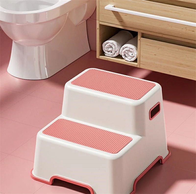 幼児の身長に合わせた最適な高さで、トイレや洗面台での手洗いがラクラク！自分でステップアップできるから、自立心を育みます。 踏み面に滑り止め加工を施しているので、水回りでも転倒防止！しっかりとした安定感で、ママも安心です。 何でもやりたがる年...