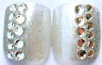 *親指につけるペディチップ(2枚セット）です。他の指には、お手持ちのマニキュアを塗って下さい。*クールな『ラメ』のマニキュアにスワロフスキー・ラインストーンがキラキラ輝きます!!*おしゃれな足元を演出!!■使用方法は下記をご参照下さい。（ペ...