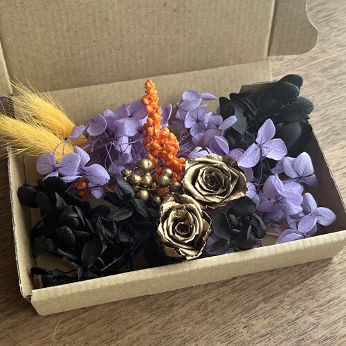 バラ・アジサイ・ラグラス インディアンコーン・ペッパーベリー の入ったハロウィン花材セット ・内容 バラ(2輪)：ゴールド アジサイ：ブラック・ラベンダー 14×9×2.8cmの箱に花材を詰めています。 ※複数個お買い上げの場合は、すべて同...