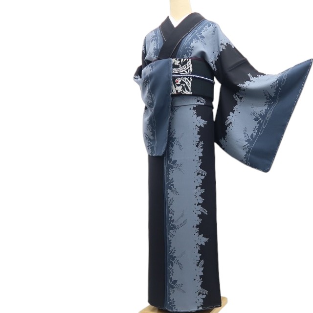 商品説明 植物の影が縦に連なり、さりげなく洒落る小紋。トールサイズのお品でございます。 街歩きやご友人とのお食事、美術館巡りや観劇など、日常のお出かけに気軽に取り入れられる一枚。落ち着いた配色で、普段着物として使いやすいデザインです。 こち...