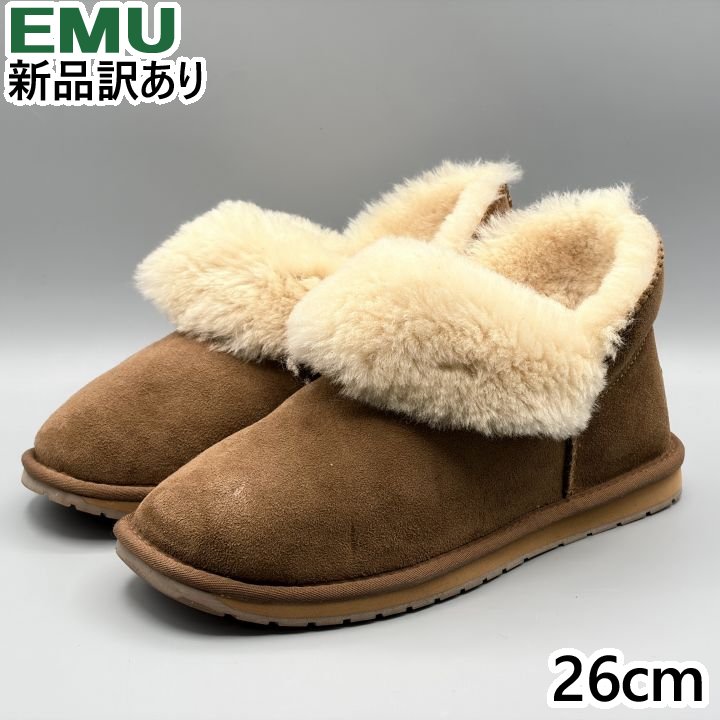 商品紹介EMU Australiaより、「プラチナ ミンタロ」です。 メイド・イン・オーストラリアのムートンブーツ。筒部分は前面と後面をそれぞれ独立して折り返し可能で4パターンのスタイリングが楽しめるアイテム。素材はオーストラリアの最高級ム...