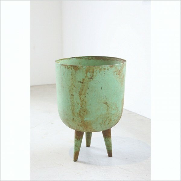 商　品　詳　細商品説明【メーカー在庫品の為ご注文時に完売の際は次回入荷時期のご案内となります。お急ぎの際はお問い合わせください】 &nbsp; 少し青みが混ざったグリーンに、本物のサビを付けたお洒落なデザインのプランツカップ まるで長年そこ...