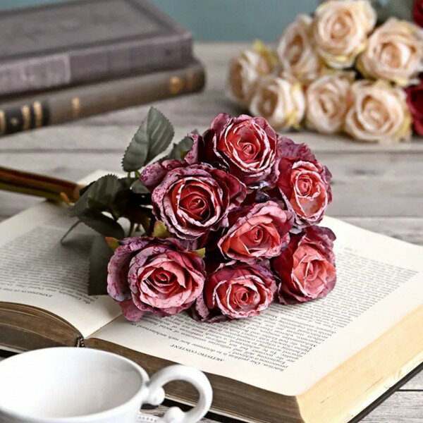 商　品　詳　細商品説明アンティークなモーブカラーが素敵な造花のローズブーケ 7本がまとめられ、ラフィアでとめられています &nbsp; リアルで高級感のある印象のニュアンスカラーで、クラシカルなインテリアやアンティーク調の花器にも馴染みます...