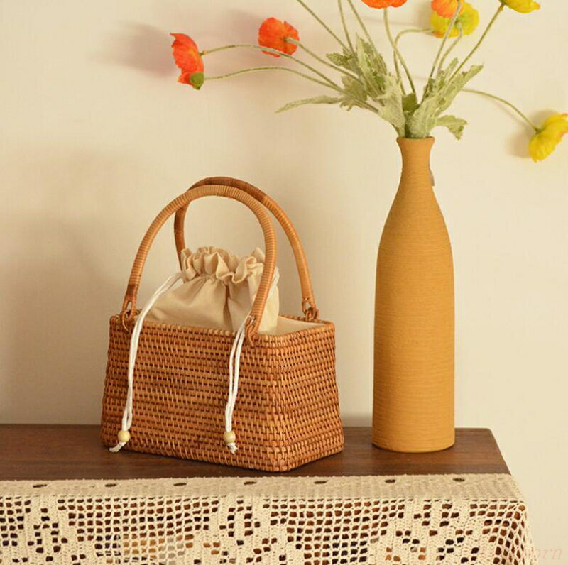 かごバッグ 編みかご スクエア型 かごバッグ ハンドバッグ 巾着付き カゴバッグ レディース 籐 ラタン バック アジアン ラタン バスケット 大人 バッグ おしゃれ カゴバック 浴衣 北欧 花火大会 ビーチ 海辺 夏 祭りメーカー希望小売...