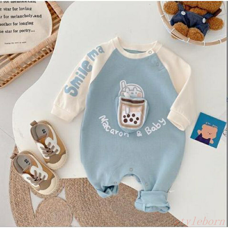 赤ちゃんの肌のことを第一に考えた柔らかいフライス素材のロンパース 産まれたての赤ちゃんによく使われるフライス素材。 その中でも柔らかめの生地を使用しています。 シンプルかわいいが出産祝いに喜ばれそうですね♪ ベビー服 新生児 出産祝い かわ...