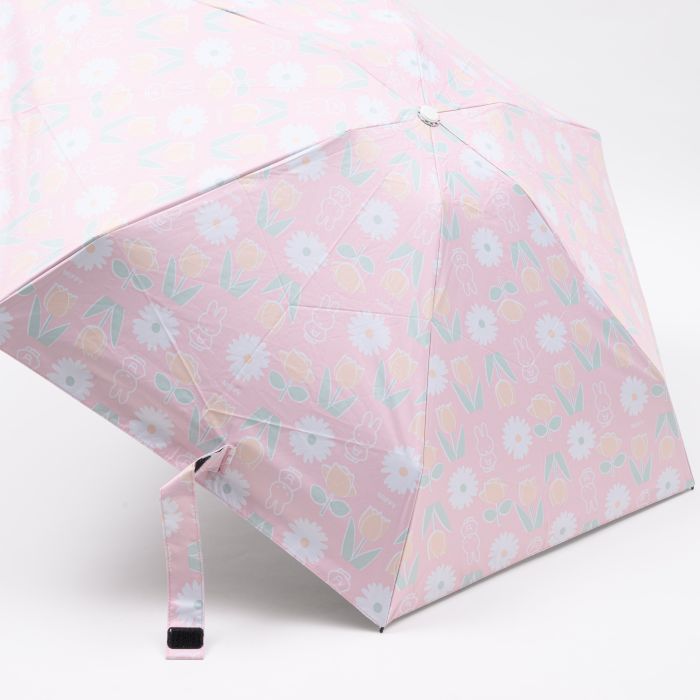 Dick Brunaのミッフィーがデザインされた晴雨兼用折りたたみ傘です。この傘は、約17cmのコンパクトなサイズに折りたためるので、持ち運びにとっても便利！開くと直径約88cmで、しっかりと雨や日差しを防いでくれます。重さは約200gと軽...