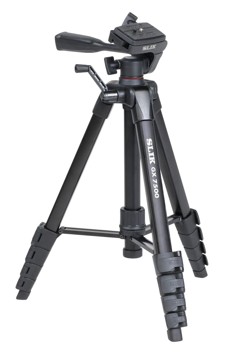 コストパフォーマンスを高めたコンパクトアルミ三脚。5段式の脚を採用し、最大高172cmの高さを実現。DIN規格クイックシュー対応の3WAY雲台。持ち運びに便利な専用ケース付属。全高：1720mm / 縮長（収納時の長さ）：480mm / 最...