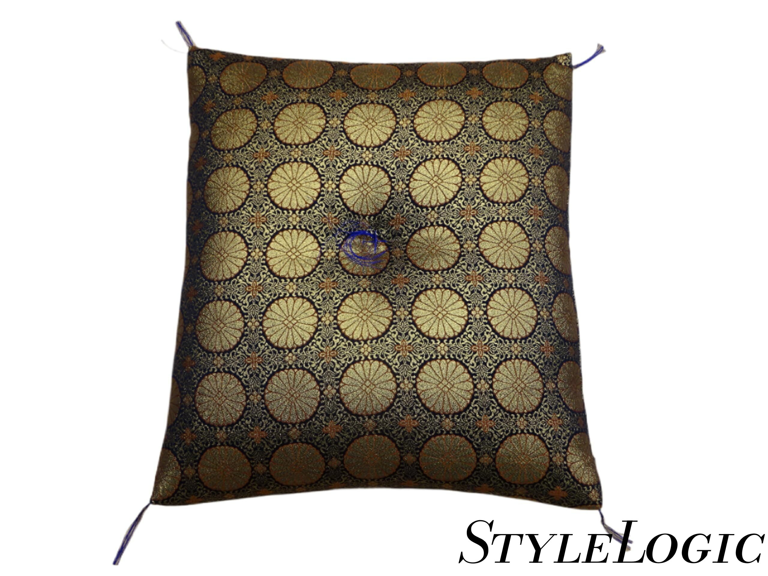 金欄仏前座布団 八反判 59x63cm 法要　小菊柄　仏壇前、法要時　少し小さめ手作り仏前座布団生地＝ポリエステル70％アセテート30％ 中わた＝綿　100％　中わた重量＝1.5kg 四隅紫糸ふさ付きさぬき香川産金欄仏前座布団 八反判 59...