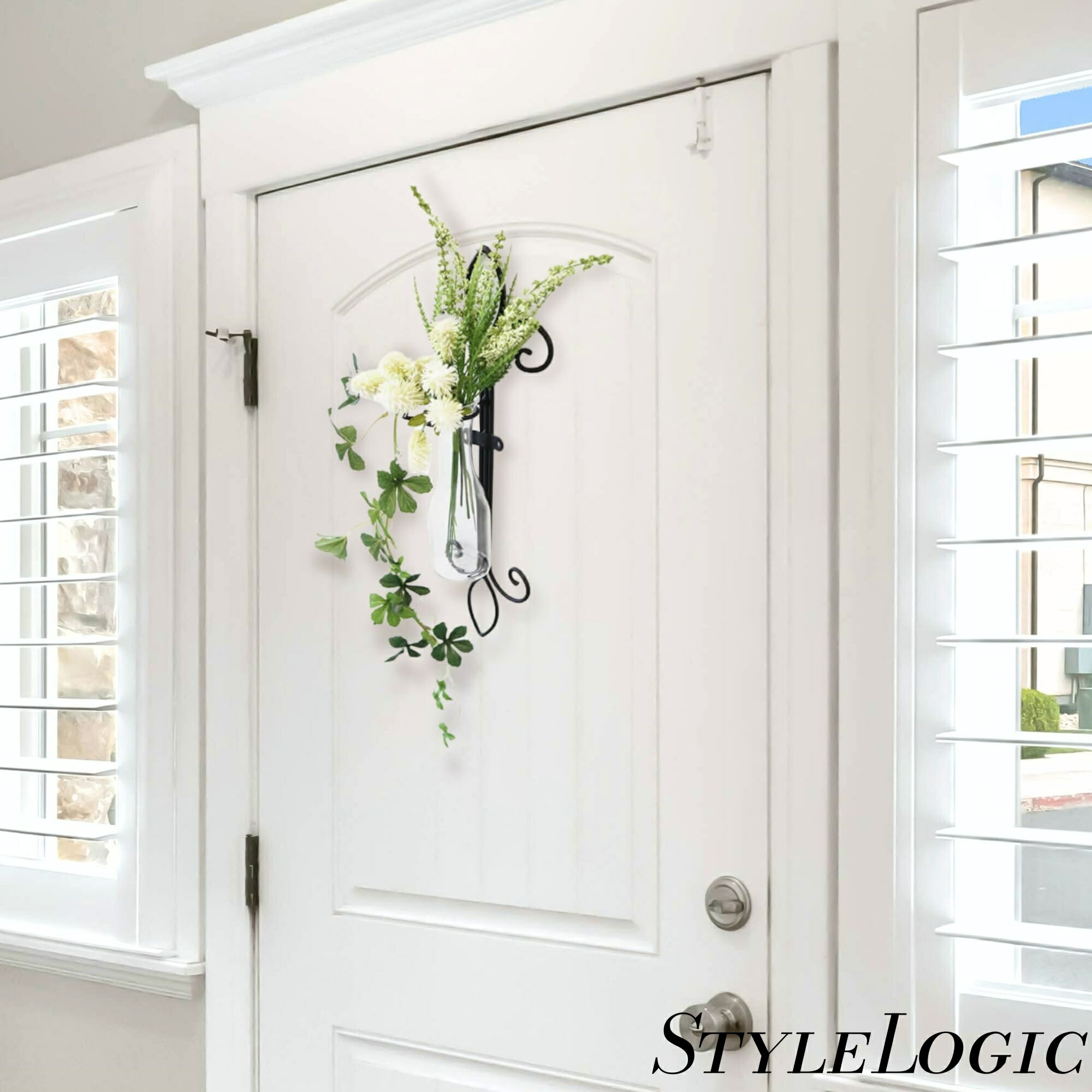 白をメインに使った造花が可愛らしく、蔓系のシッサスアイビー（シュガーバイン）がとても似合います。 壁掛け一輪挿しなので長めに下に垂れ下がる感じがとてもおしゃれです。玄関やリビングのちょっとしたスペース、トイレやキッチンの壁面に取り付けて季節...