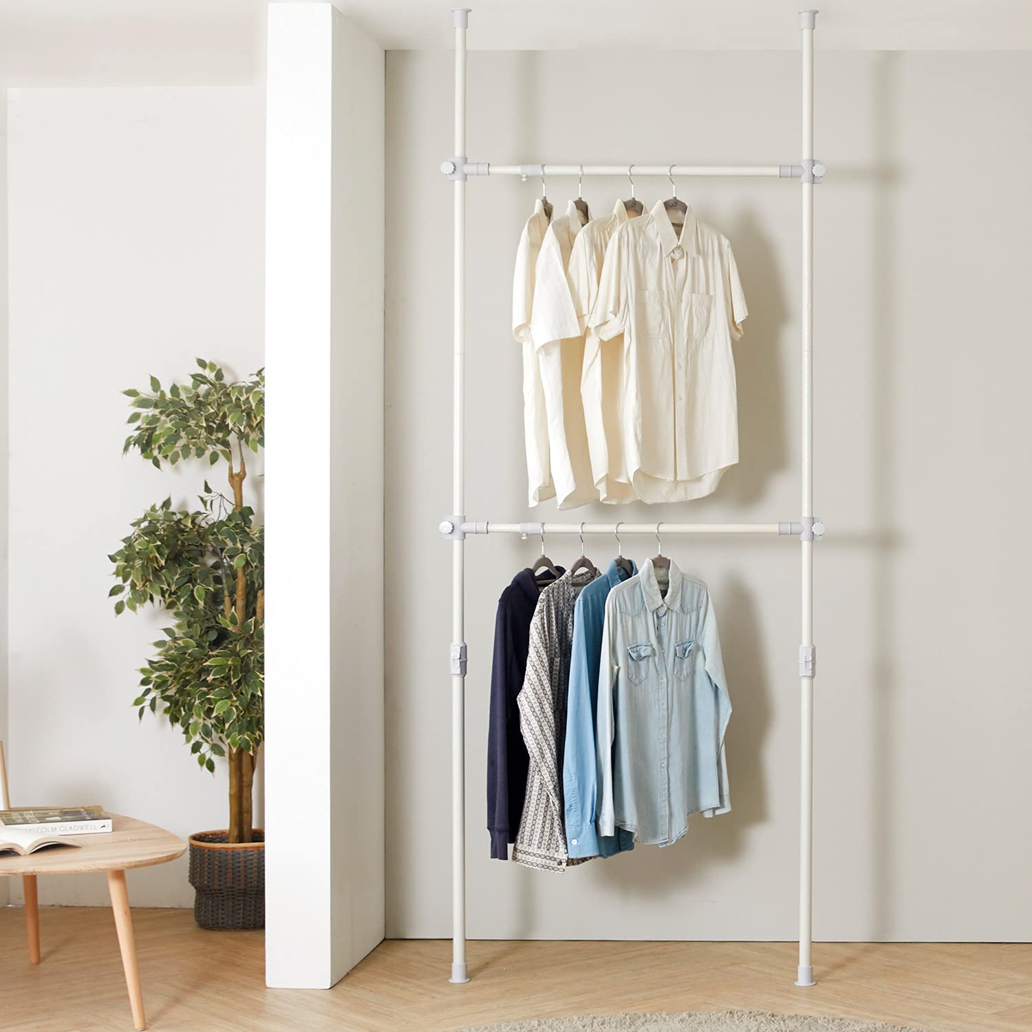 【組立て簡単】この調整可能の洗濯物干しは工具で穴を開けるなど必要なく、取扱説明書に記載される内容に従って女性たちでも簡単に組み立てられます。組立ては約20〜30分掛かります。【省スペース】伸縮式物干しはご自分のニーズに合わせて長さを調整可能...