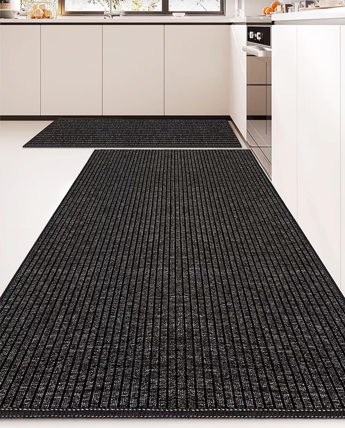 ・【商品規格】サイズ：60cm×240cm 、厚さ：7mm。水に強いポリエステル混紡素材で出来上がった拭けるタイプのキッチンマットで、耐湿性・速乾性が優れ、水や調味料、油がこぼれた際、お料理しながら切った細かい物を下に落として汚れてしまう時...