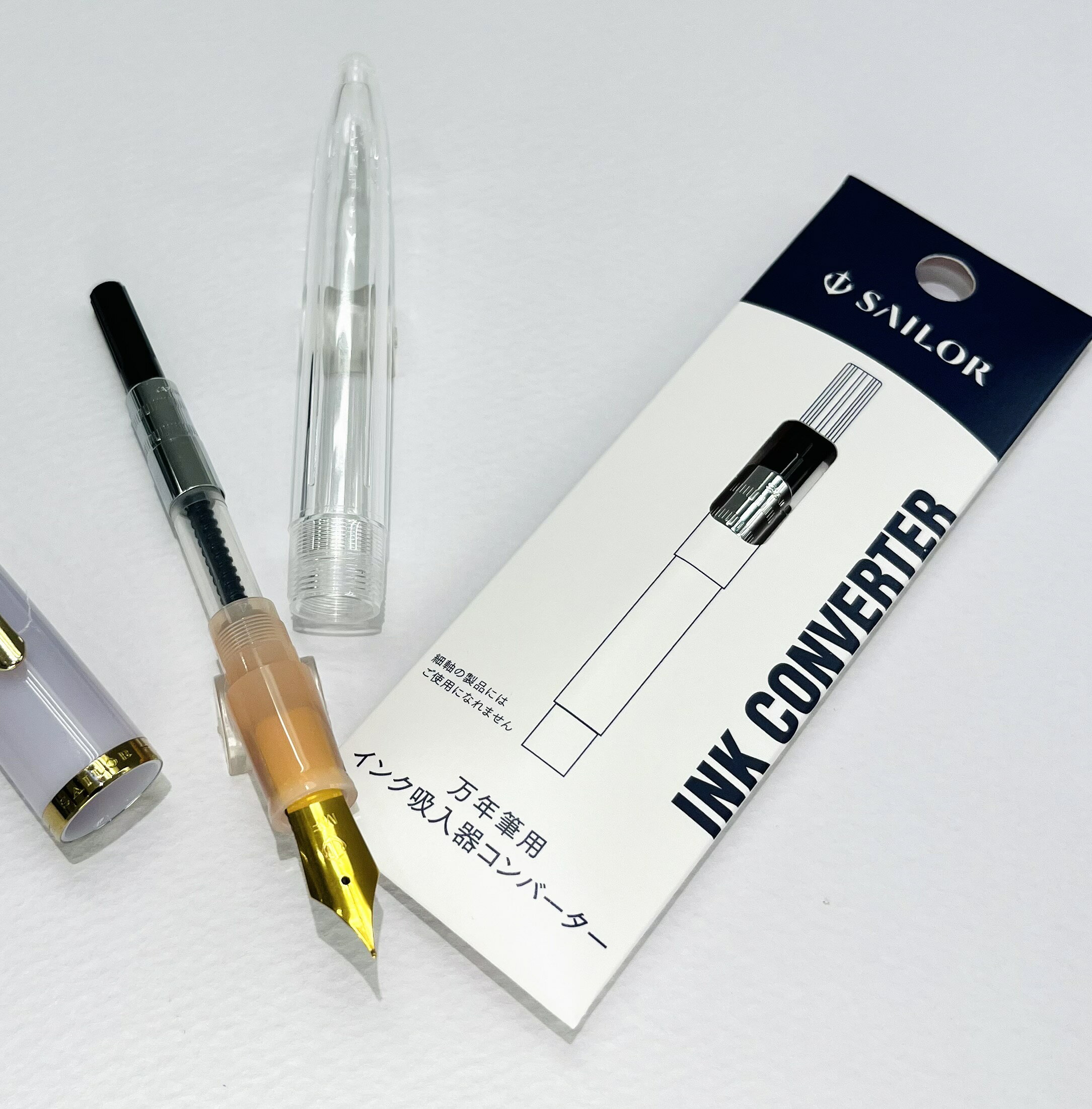 万年筆用のボトルインクを吸入して使います。セーラー万年筆の万年筆専用で、STYLE OF LABの万年筆ビュッフェ全商品に使用出来ます。 ＜インク吸入器コンバーターの使い方＞ ・コンバーターを万年筆のペン先に差し込みます ・コンバーター上部...