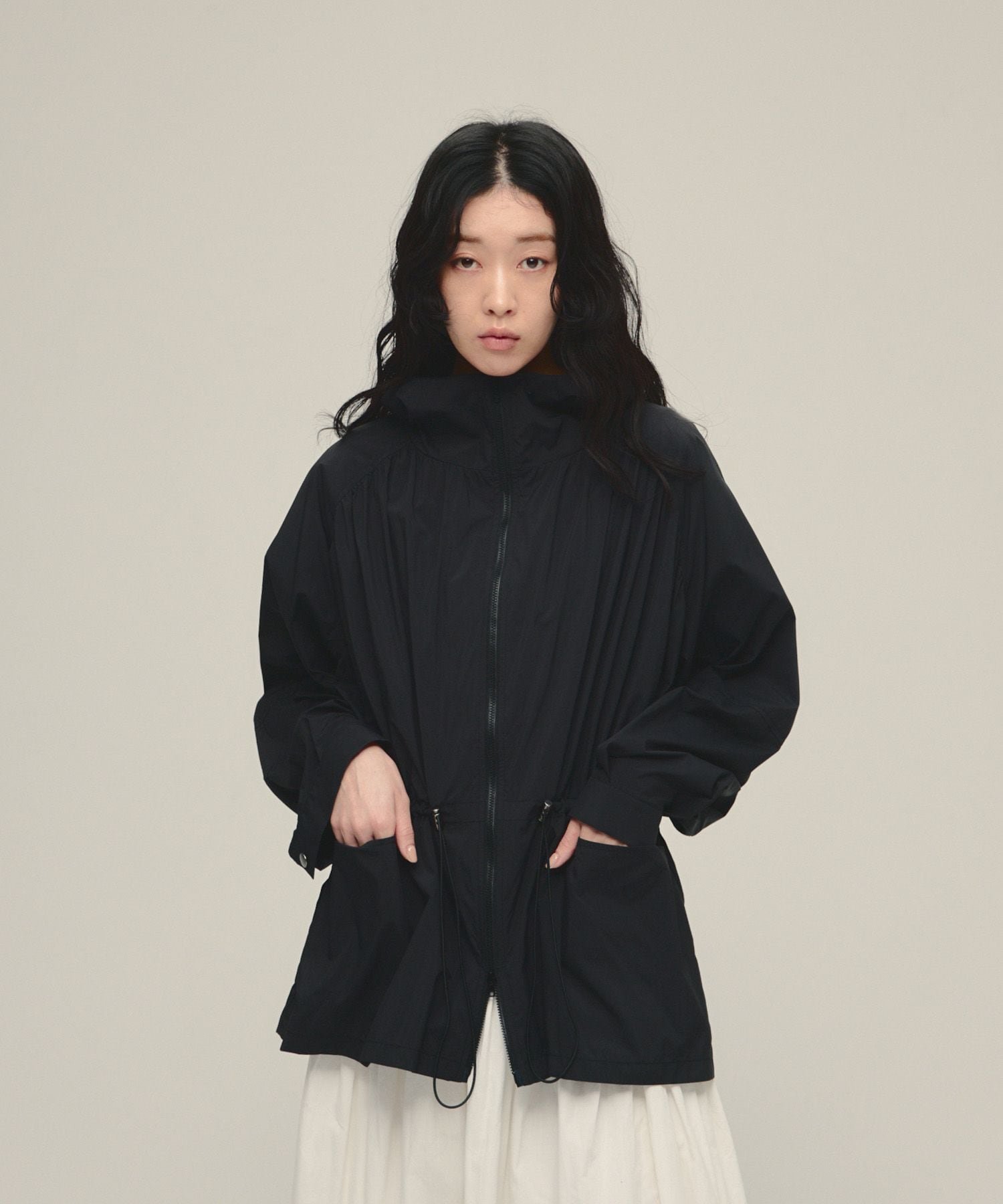 JEANASIS（ジーナシス）Light Hood Blousonーーー季節の変わり目に軽く羽織れるライトアウターーーー-DETAIL-ラグラン部分にギャザーを加えることで、カジュアルさの中に洗練された印象をプラスしました。腰回りをカバーす...