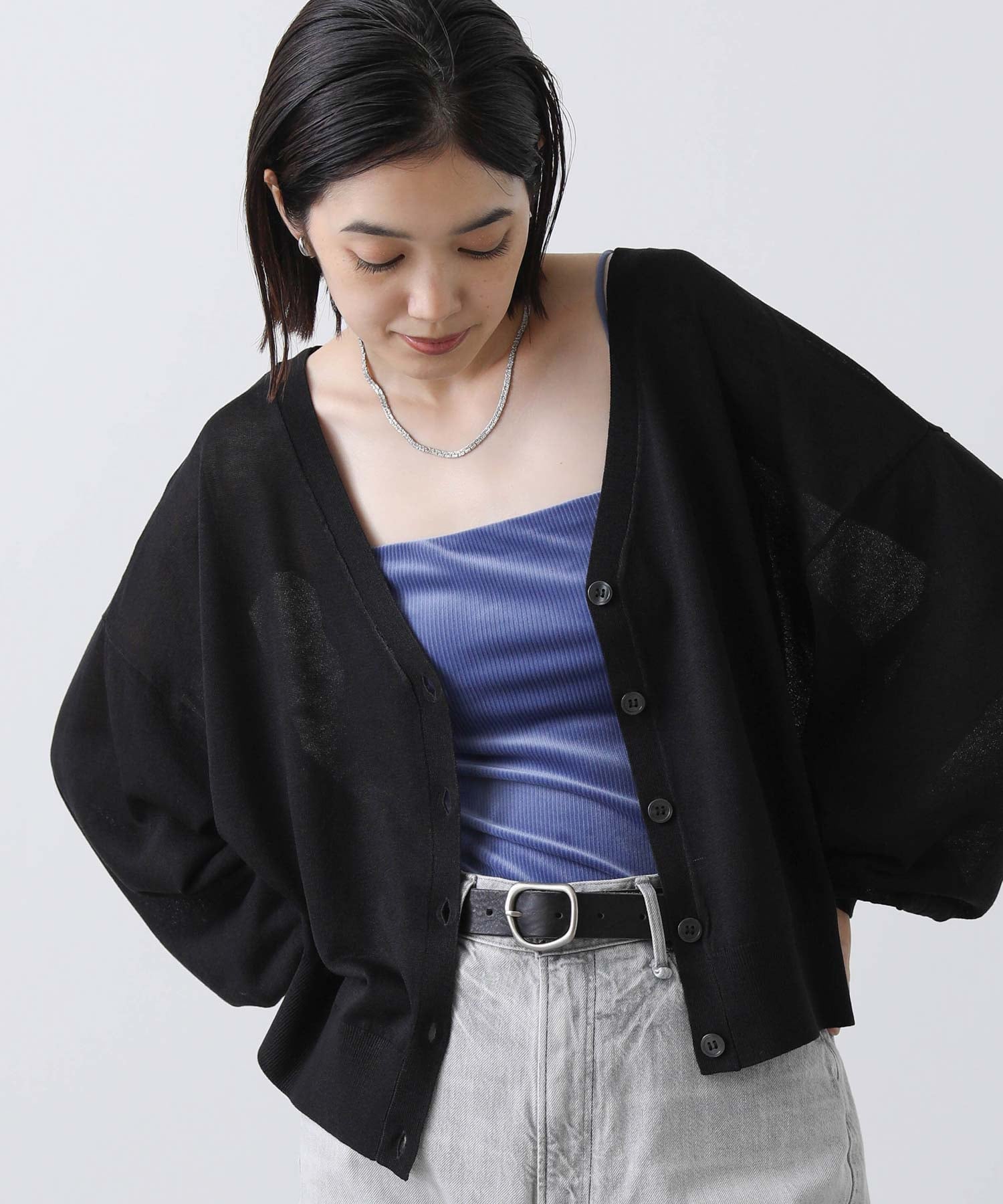 Gready Brilliant（グレディブリリアン）シアー2WAY VネックカーディガンVネックカーディガンとしても、後ろボタンで後ろ深Vネックのプルオーバーとしても楽しめる2WAY仕様のニット。シャリ感のある涼しげな糸を使用し、身幅は程...