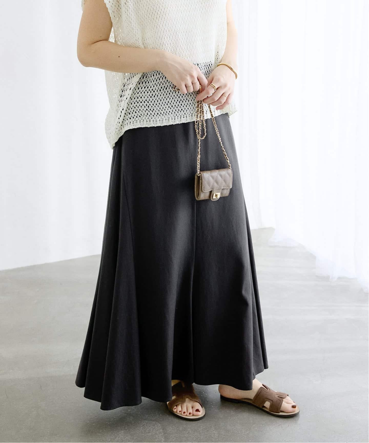 La Totalite（ラ トータリテ）【洗える】麻混マーメードスカート【2026SS】LaTotalite上品さと女性らしさを引き立ててくれるマーメイドスカート。腰まわりはすっきり、裾に向かって自然に広がるシルエットで、動くたびにきれいに...