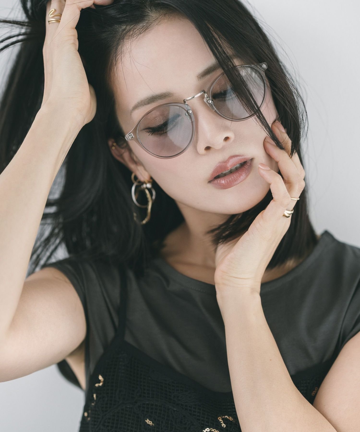 YECCA VECCA（イェッカヴェッカ）尾崎紗代子さん着用【UVカット】メタルMIXボストンアイウェア軽やかに映える、知的モードな一本。丸みのあるボストン型と華奢なメタルテンプルを組み合わせた、上品で洗練されたアイウェア。顔まわりをやわら...