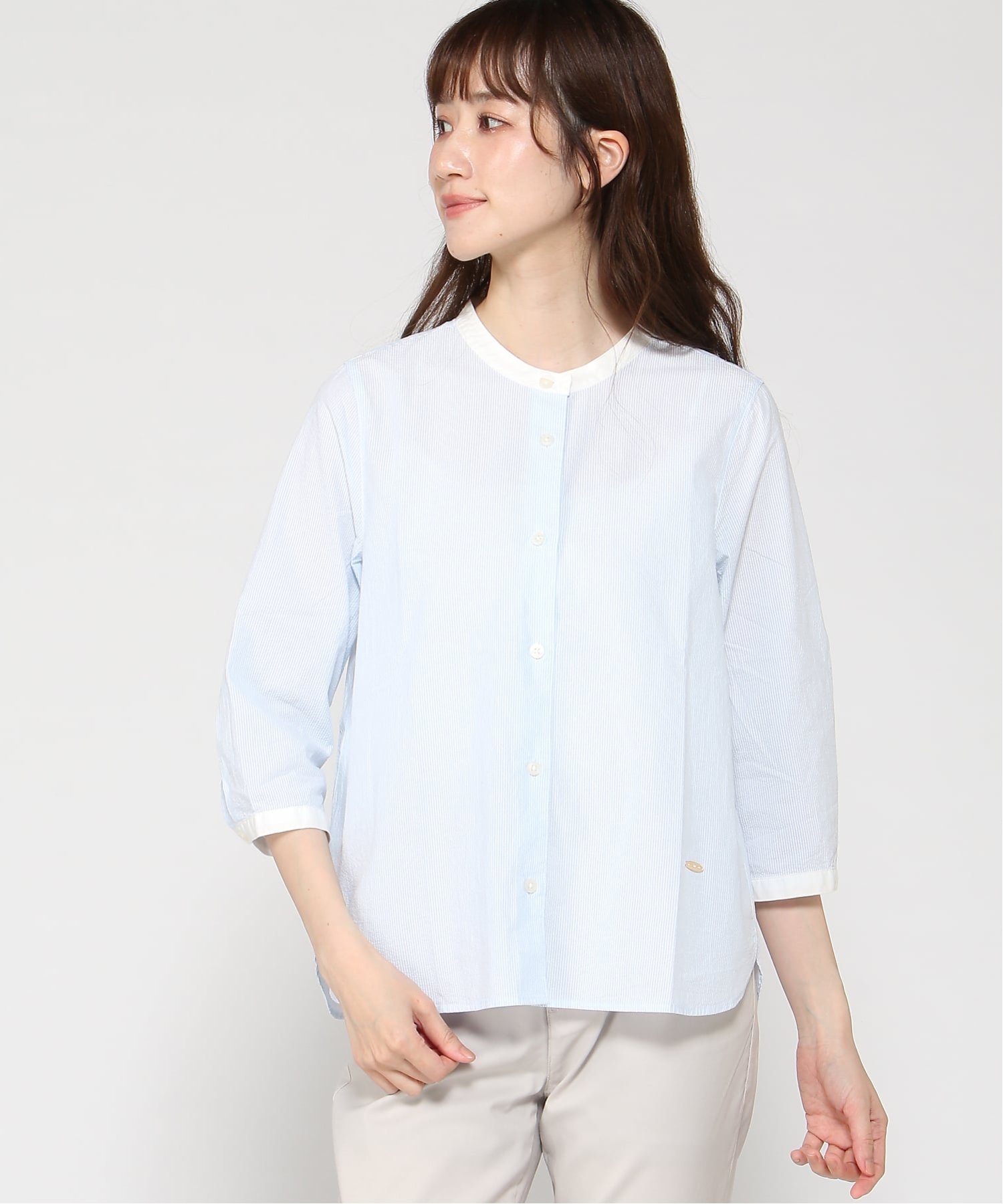 CROCODILE（クロコダイル）(W)サッカー 七分袖 ブラウスピンストライプの爽やかさと首回りのスタンドカラーのスッキリ感を組み合わせた、上品な印象を与える七分袖ブラウス。ブラウスに最適なサッカー生地を使用することで、肌へのべたつきが少...