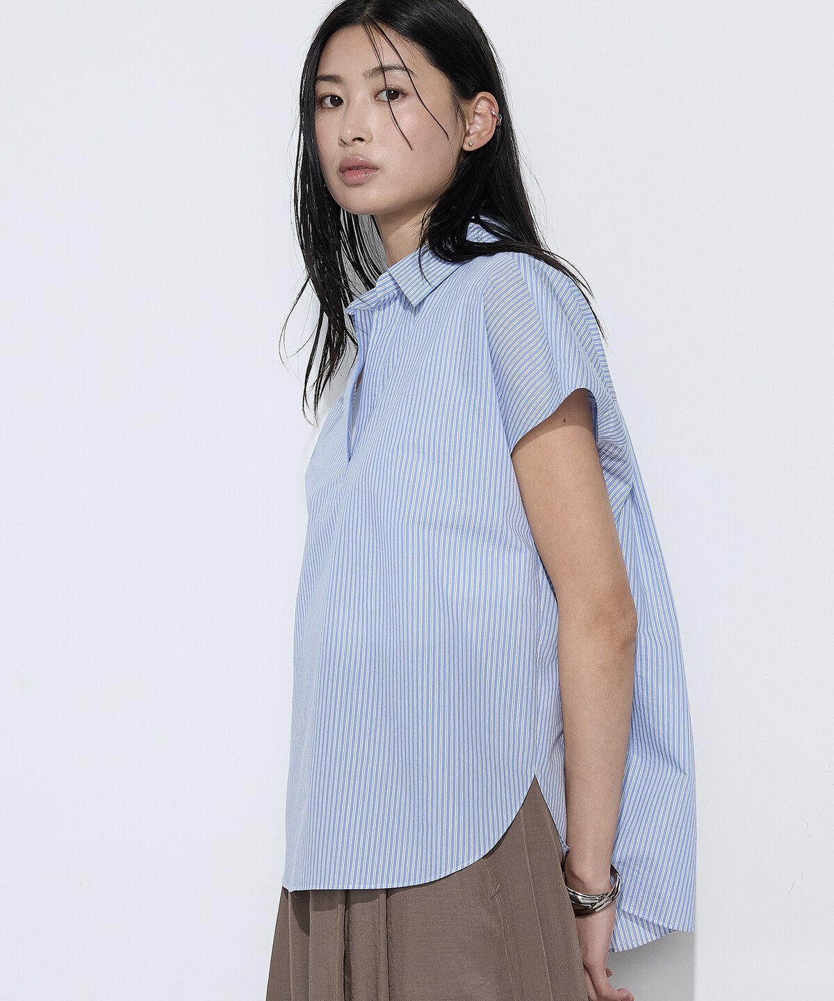 COMME CA（コムサ）ローン スキッパー Tブラウス《デザイン》顔まわりをすっきりと見せるスキッパーデザインのブラウスです。ほどよくゆとりを持たせたシルエットで、自然に体のラインを整えながら軽やかな印象に導きます。季節の変わり目にも取り...