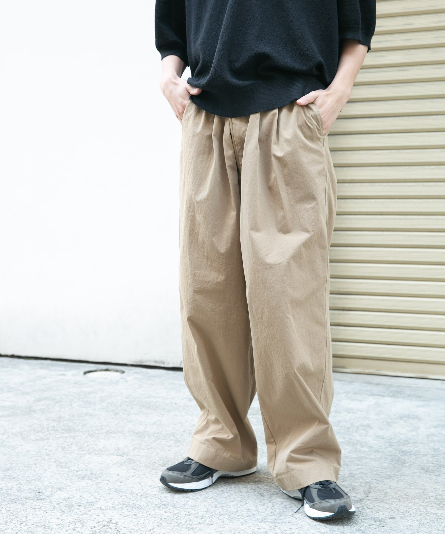 URBAN RESEARCH DOORS（アーバンリサーチドアーズ）FORK&SPOON クリンクルワイドパンツ 店舗にてお問い合わせの際は、下記の品番をお申し付け下さい。 品番：DF26230-1040125 フロントに深く入った2タック...