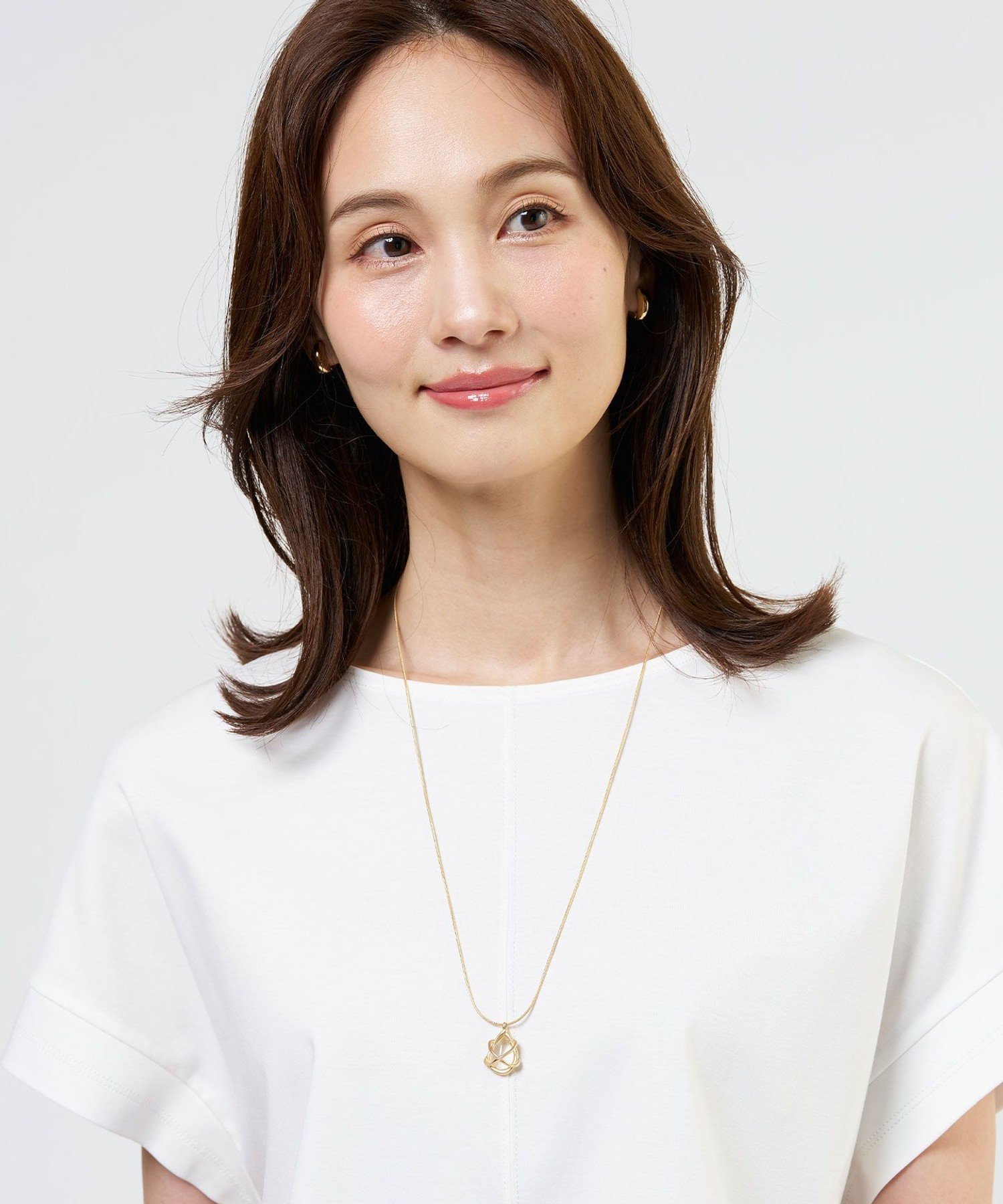J.PRESS（ジェイプレス）【着こなしのポイントに】クリアトップネックレス美しい曲線ラインが女性らしさを引き立てる、クリアトップネックレス■デザインクリアパーツが夏らしく軽やかな印象を与えるネックレス。透明感のあるパーツを、メタルの美しい...