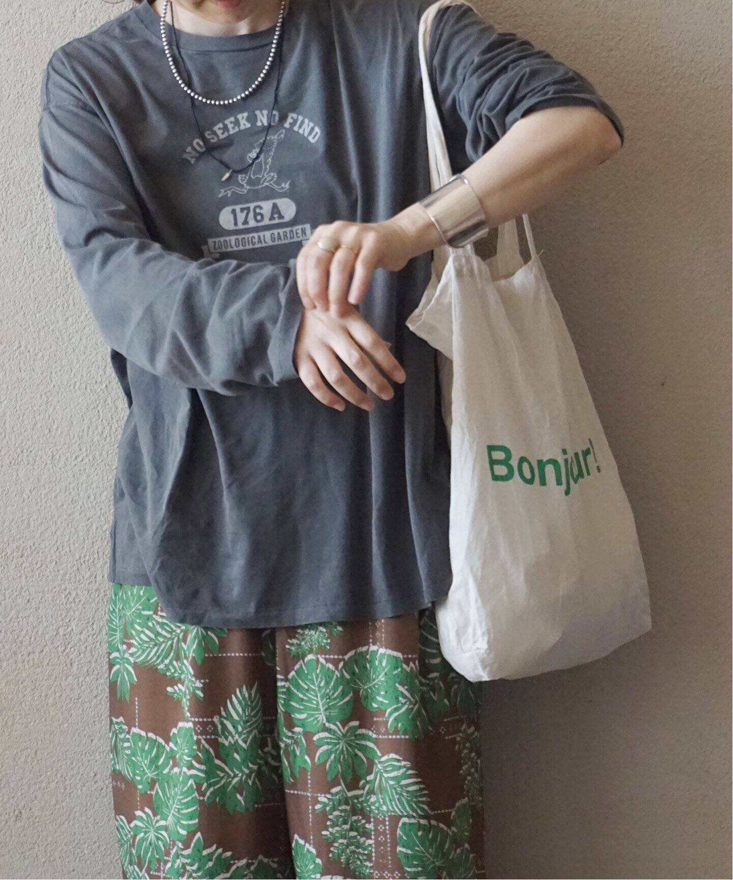 journal standard luxe（ジャーナルスタンダード ラックス）オーバーダイプリントロンT【2024AW】journalstandardluxe40番手の単糸で編まれた、柔らかい風合いの度詰めの別注生地に、ピグメント染めを施し...