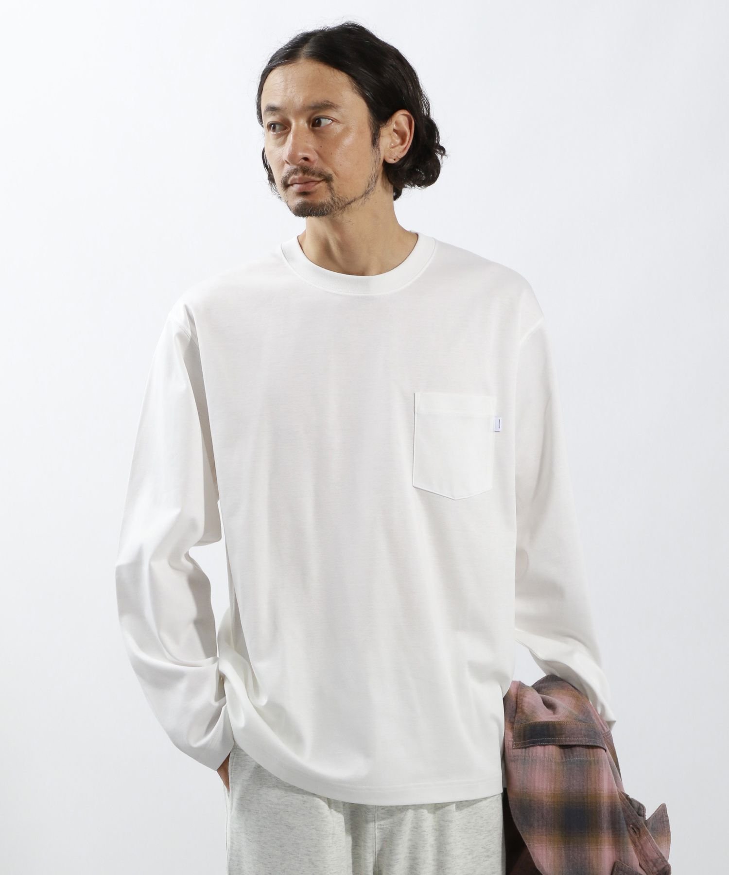 BAYFLOW（ベイフロー）シルキータッチベーシックTシャツーーーPOINT[1]　天竺素材にシルケット加工を加えた素材[2]　ベーシックなTシャツながら、コーデを大人見えさせてくれる1枚[3]　ワンポイントのピスネーム付きーーー[fabr...