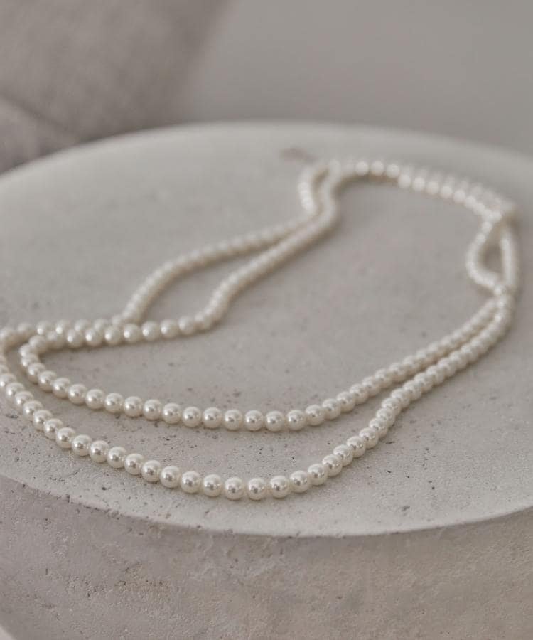 UNTITLED（アンタイトル）【アレンジ自在】ロングパール調ネックレス【デザイン】アレンジが楽しめるフェイクパールのロングネックレス。上品さを感じる光沢でスタイリングをクラスアップしてくれます。1連ではもちろん、2連・3連にしたり、中心で...