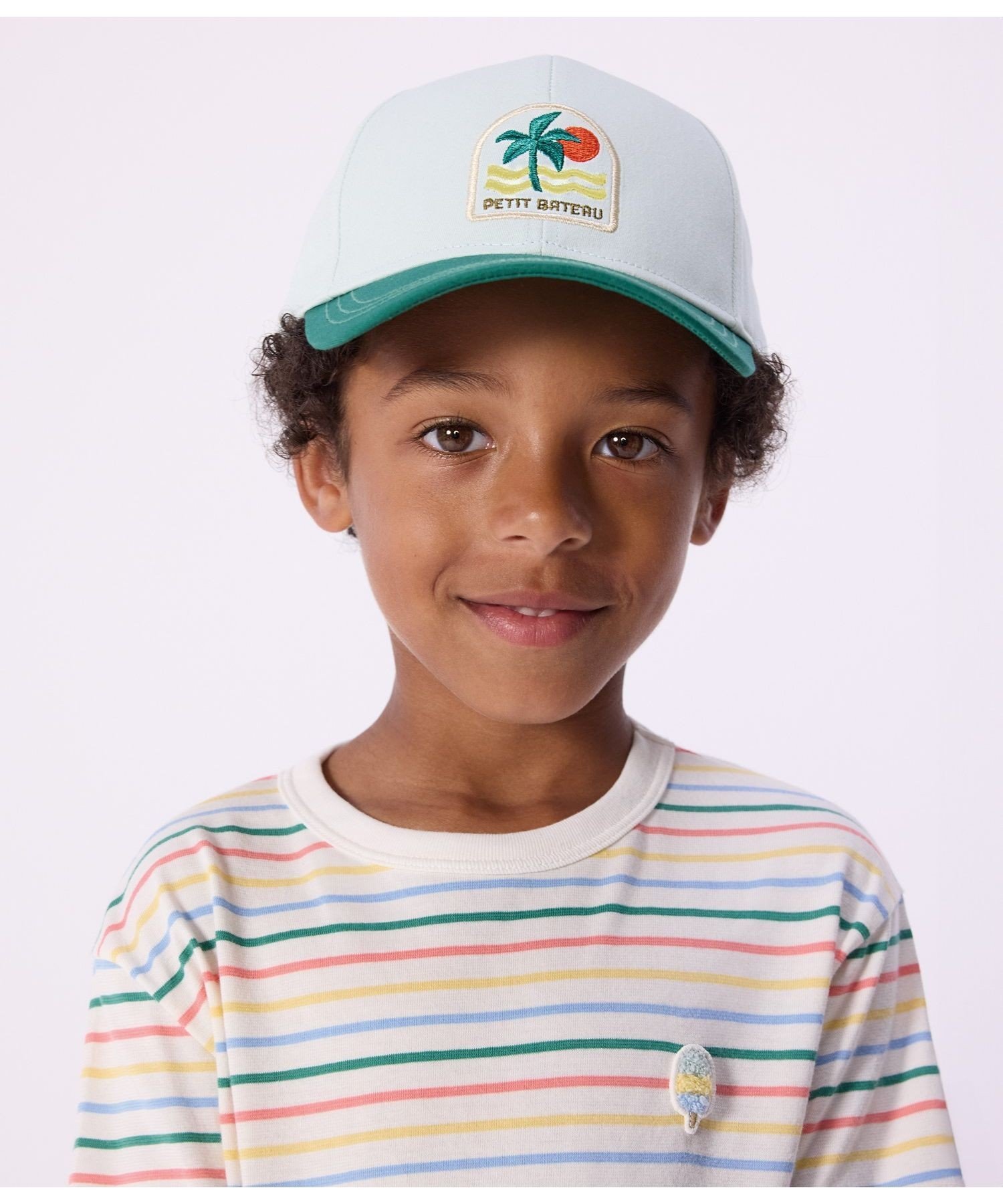 PETIT BATEAU（プチバトー）刺繍キャップワッペンのポップなモチーフが夏らしい、5パネルキャップです。な爽やかな配色のつばがデザインにメリハリを生み、夏らしいスタイリングのアクセントとして活躍します。後部はサイズ調整ができ、快適にフ...