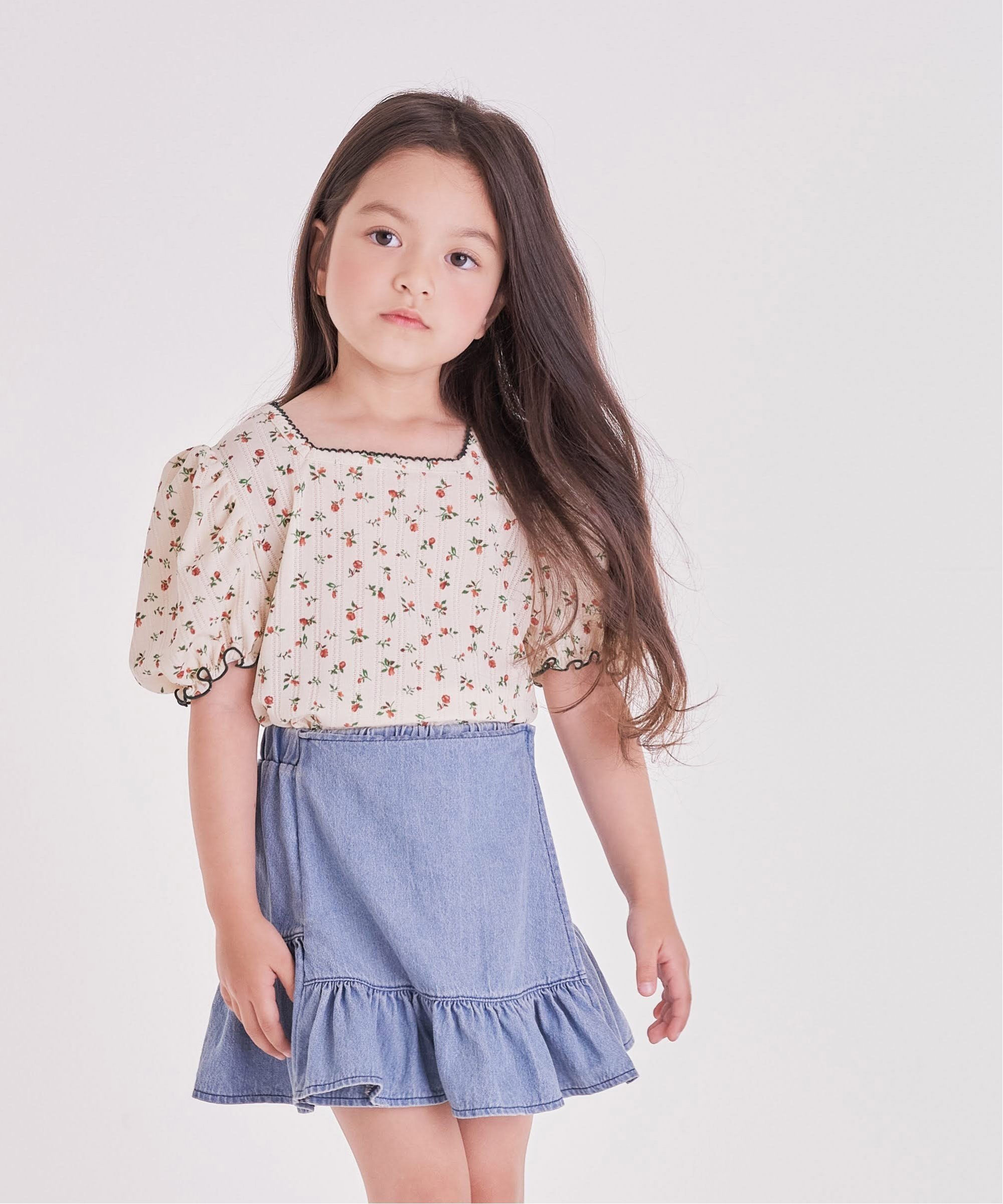 Rora（ローラ）ハンス 花柄 パフ袖 Tシャツ (2color)■モデルサイズ：6歳 身長：115cm■モデルの着用サイズ：110cm華奢見えパフスリーブで夏のロマンチックが叶える♪チロルブラウスみたいなふんわり感がとっても可愛い子供服R...
