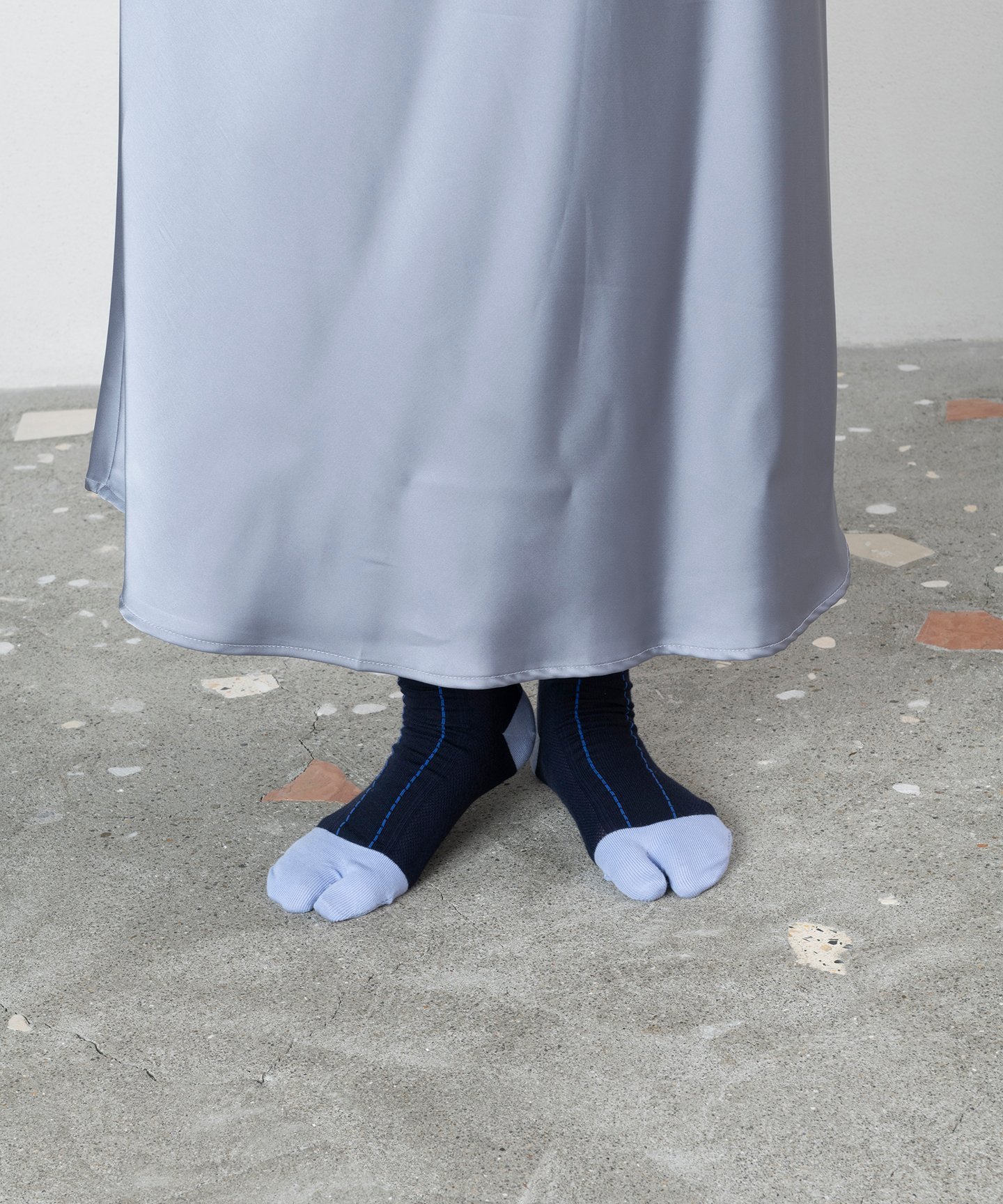 TRICOTE（トリコテ）LACE PATTERN TABI SOCKSさり気ないケーブル編みと配色ステッチがが可愛い足袋ソックス。メリハリある配色がサンダルやスニーカーに合わせて着崩すスタイリングにおすすめです。夏でもさらっと履けるメッシ...