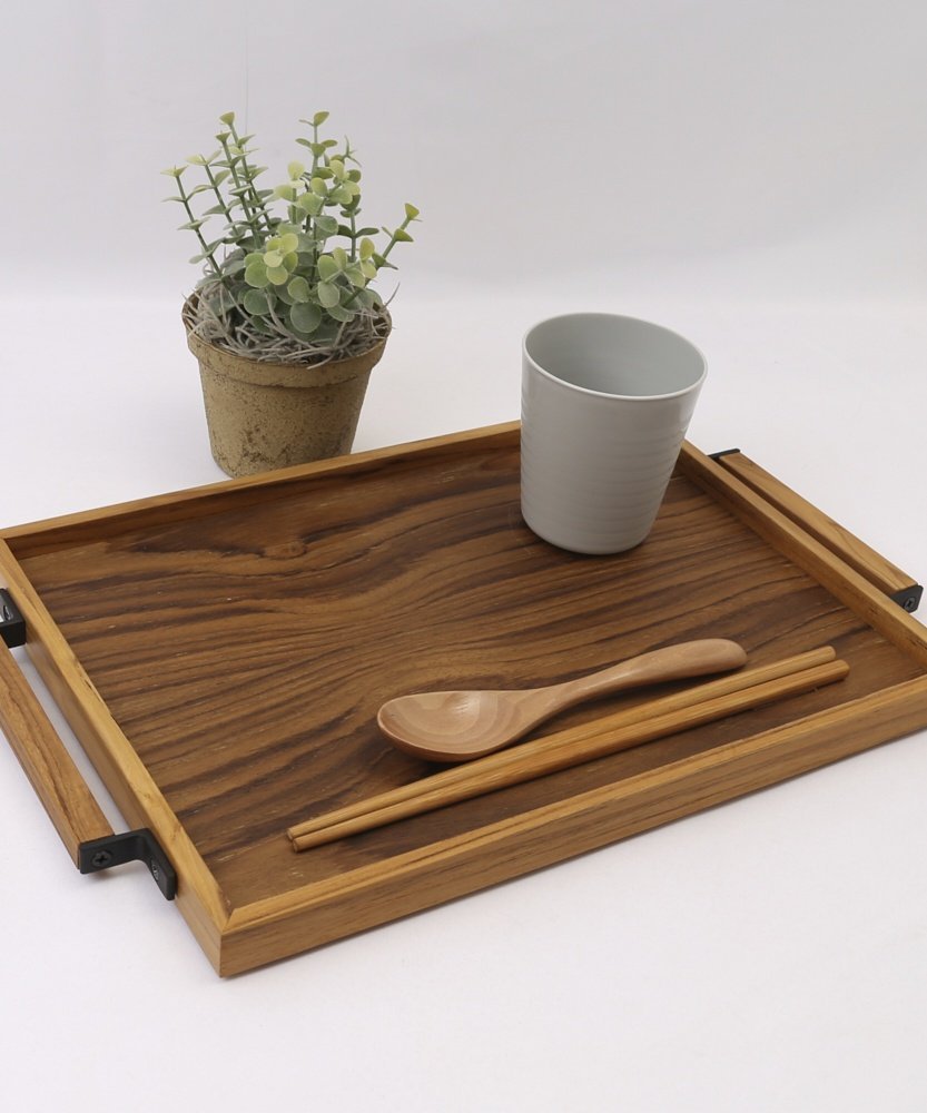 Rora（ローラ）Stack tray Mサイズ温もりのあるナチュラルなチーク材を使った、ハンドル付きのトレー「Stack　tray」Mサイズが新登場。【いつもの食事やカフェタイムをおしゃれに】美しい木目が印象的なチークウッド素材に、スタイ...