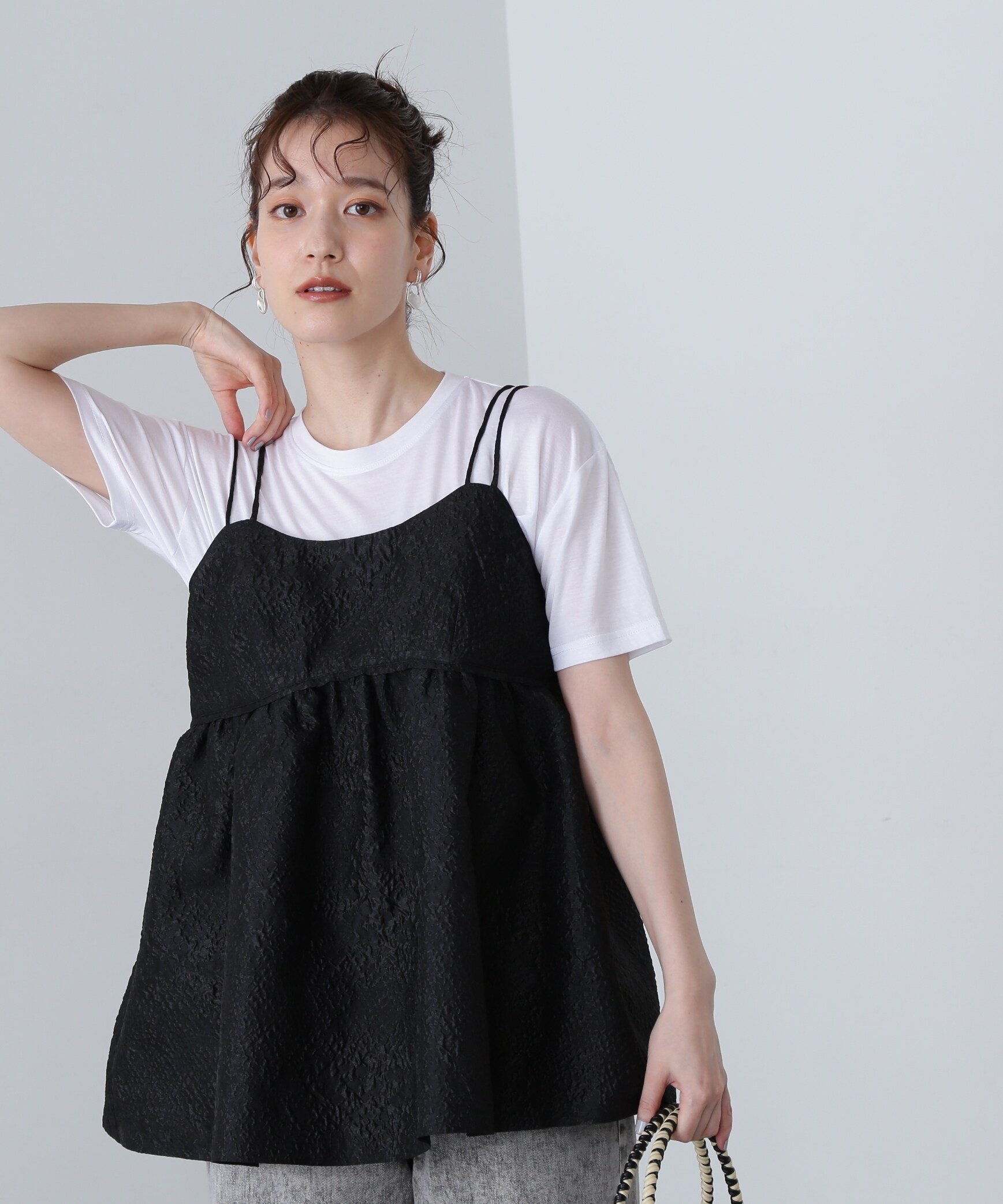 N. Natural Beauty Basic*（エヌ ナチュラルビューティーベーシック*）ジャガードキャミビスチェ表情のあるジャガードキャミビスチェは、華奢なダブルストラップやバックリボンが女性らしいアクセントになっています。中にTシャツ...