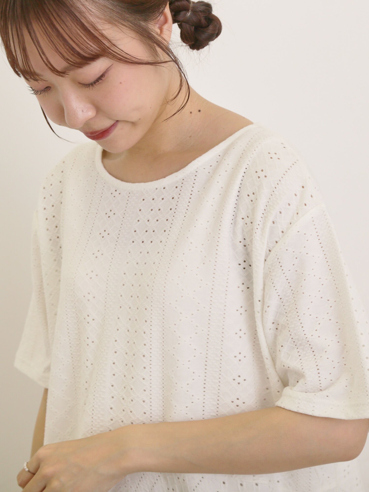 Samansa Mos2（サマンサモスモス）アイレット切替フリルカットソーアイレットと模様が愛らしい表情を演出するカットソー。ふわっと広がるフレア感のある裾の切替も、女性らしい印象を与えてくれます。ゆったりめのシルエットでリラックス感があり...